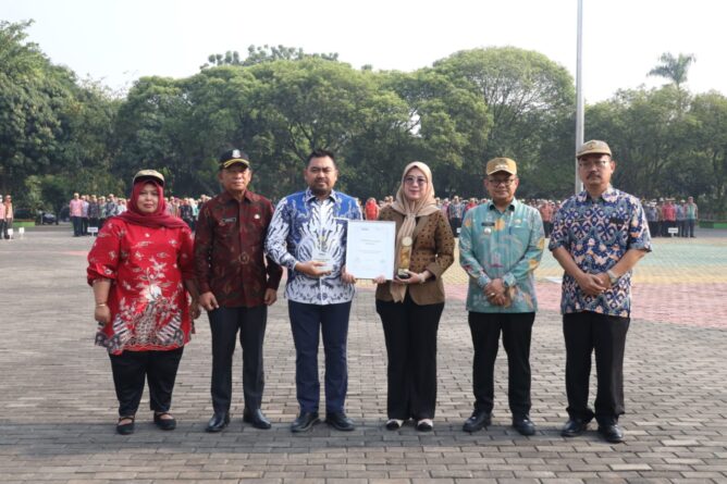 Hari Batik Nasional, Pj. Wali Kota Bangga Kenakan Batik Khas Kota ... Hari Batik Nasional, Pj. Wali Kota Bangga Kenakan Batik Khas Kota ...